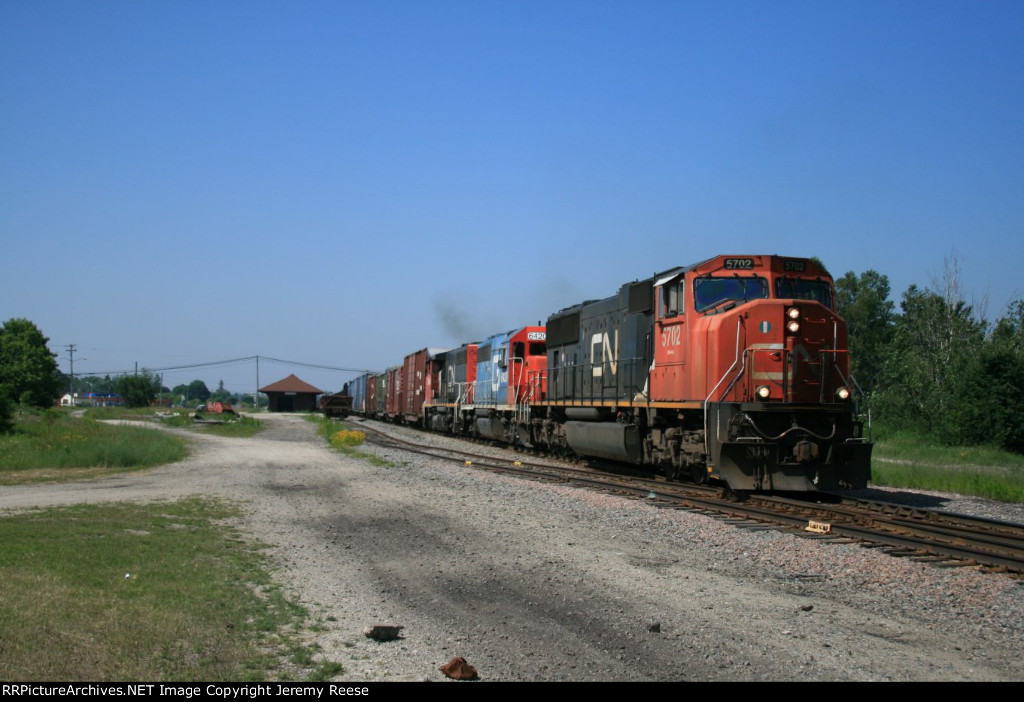 CN 5702 chugging